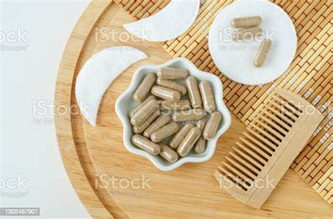 식품 보충 캡슐과 나무 머리 브러시작은 흰색 그릇 자연 건강 관리 헤어 케어 및 뷰티 트리트먼트 상단 보기 복사 공간 0명에 대한 스톡 사진 및 기타 이미지 Istock