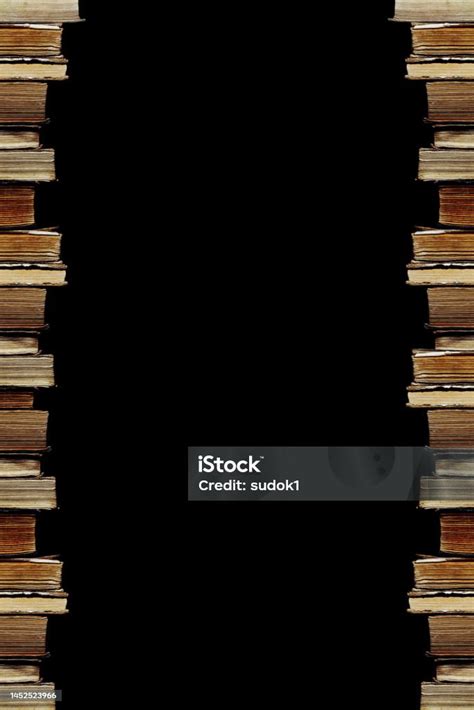 디자이너의 삽입을위한 프레임으로 이미지의 가장자리에 오래된 책의 더미 0명에 대한 스톡 사진 및 기타 이미지 0명 개념