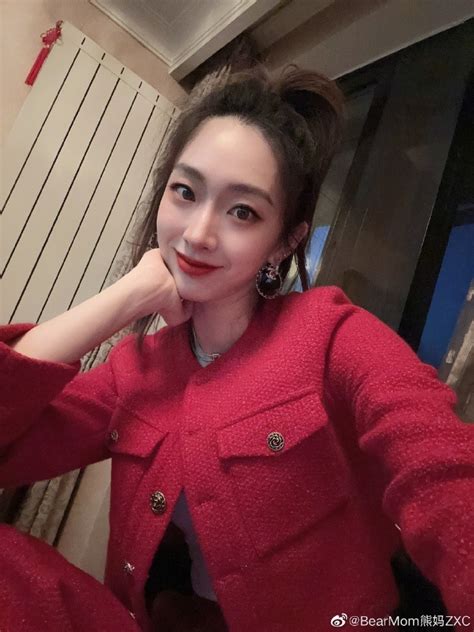 翟晓川晒与妻子合照：祝大家新年快乐 身体健康 一定成🍊 直播吧