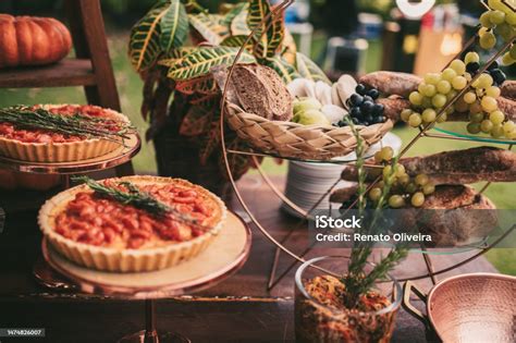 맛있는 치즈 과일 및 고기로 가득한 아름다운 샤퀴테리 보드 결혼식 및 특별 행사에 적합합니다 0명에 대한 스톡 사진 및 기타 이미지 Istock