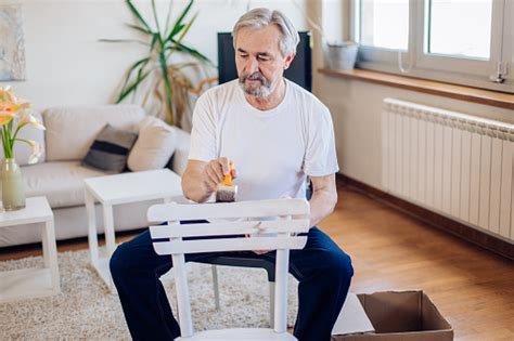 오래된 의자를 색칠하면서 즐기는 성숙한 남자의 초상화 65 69세에 대한 스톡 사진 및 기타 이미지 65 69세 Diy 가구 Istock