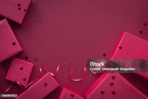 색종이와 빨간색 배경에 빨간색 선물 상자를 감 쌌 다 어머니의 여자 결혼식 발렌타인 개념 상위 뷰 복사 공간 0명에 대한 스톡 사진 및 기타 이미지 Istock