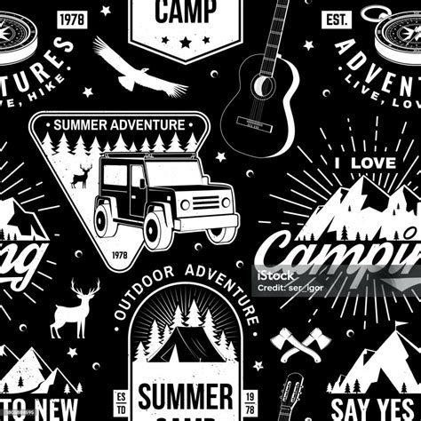 야외 모험 완벽 한 패턴 배경 벡터 일러스트 레이 션입니다 나침반 기타 캠핑 캐러밴 자동차 텐트 산 도끼 및 숲 실루엣이 있는 빈티지 타이포그래피 디자인 패턴에 대한 스톡