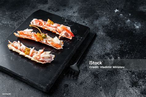 허브와 함께 발뒤꿈치에 게 다리 고기 검은 색 배경 맨 위 보기입니다 복사 공간 갈고리 발톱에 대한 스톡 사진 및 기타 이미지 갈고리 발톱 가락뼈 갑각류 Istock