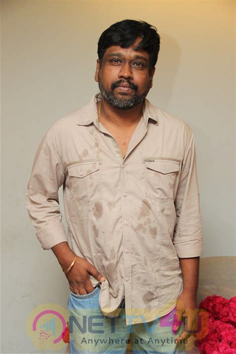Kadavul Irukan Kumaru Movie 1st Day On Location Photos Latest Stills