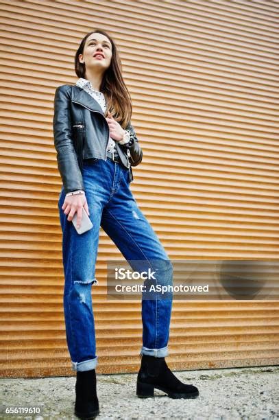 가죽 자 켓에 세련 된 어린 소녀 착용의 초상화와 커피 한잔과 찢어진 청바지 스트리트 패션 모델 스타일입니다 가죽에 대한 스톡 사진 및 기타 이미지 Istock