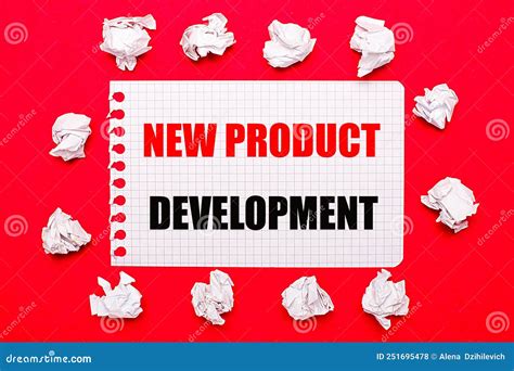 Sobre Un Fondo Rojo Brillante Hojas De Papel Blanco Cruzado Y Una Hoja De Papel Con El Texto