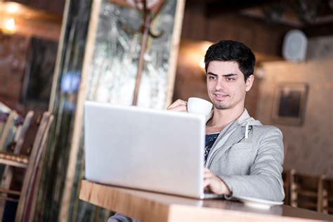 젊은 남자 사업가 랩탑형 사용하여 한 사이클간 있는 카페 계획에 대한 스톡 사진 및 기타 이미지 계획 교육 글로벌 커뮤니케이션 Istock