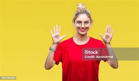 젊은 아름 다운 금발 여자 빨간색 T 셔츠와 안경을 착용 하 고 고립 된 배경 표시 하 고 손가락으로 가리키는 10 숫자는 자신감과 행복 웃는 동안 T 셔츠에 대한 스톡