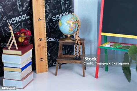 초등학교 의 인테리어 교실의 칠판 책 글로브 및 문구류 교사의 날 개념 학교로 돌아갑니다 칠판이 있는 빈 교실 유치원 어린이 방 의 내부 유치원에 대한 스톡 사진 및 기타