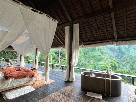 Naked resortがコンセプトの banyantree escape no window no wallのヴィラが山の中に建てられ