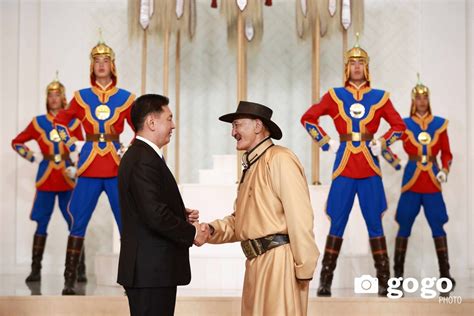 ФОТО Үндэсний баяр наадмын өмнө төрийн дээд одон медалиар энгэрээ мялаалгасан эрхмүүд