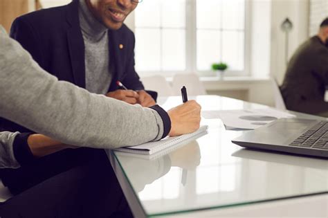 사무실 책상에 앉아 프로젝트 작업 또는 사업 계획 만들기에 다양한 사람들 25 29세에 대한 스톡 사진 및 기타 이미지 25 29세 2명 40 44세 Istock