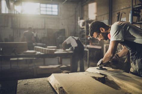 젊은 남자 샌 더를 사용 하 여 워크샵에 나무의 조각에서 작업 하는 동안 목수에 대한 스톡 사진 및 기타 이미지 목수 Diy 가구 Istock