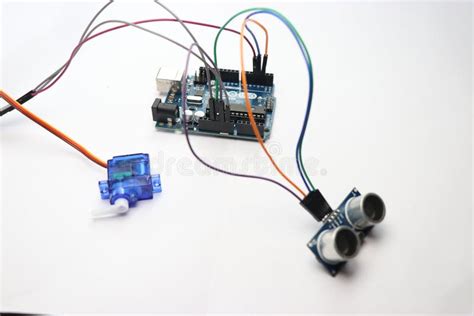 使用arduino Uno制作的科学项目 Arduino Uno开发板利用微伺服和超声波传感器制作的项目 库存图片 图片 包括有 社论 科学 208003753