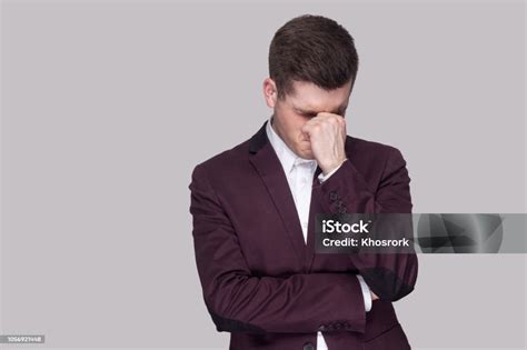 보라색 양복과 흰 셔츠 슬픈 우울된 잘생긴 젊은 남자의 초상화 서 들고 머리 고 우는 얼굴에 손 갈색에 대한 스톡 사진 및 기타 이미지 Istock