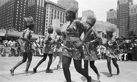39 Black And White Photos That Capture Street Scenes Of Baltimore