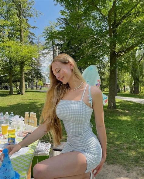 Foto Insta Model Sophia Diamond Thight Skirt
