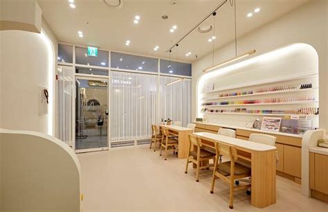 화이트and우드톤 깔끔한 디자인의 10평 네일샵 인테리어 인테리어 네일살롱 디자인 인테리어 디자인