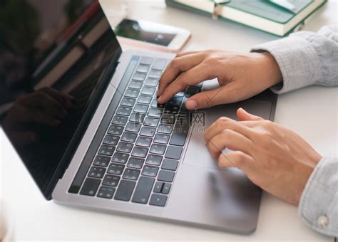 女人正在家里用笔记本电脑、规划笔记本和计算器在干净的自然工作区工作。高清摄影大图 千库网