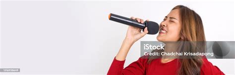 마이크와 함께 노래 하는 빨간 긴 소매 티셔츠에 젊은 아시아 여자 20 24세에 대한 스톡 사진 및 기타 이미지 20 24세 가수 공연 Istock