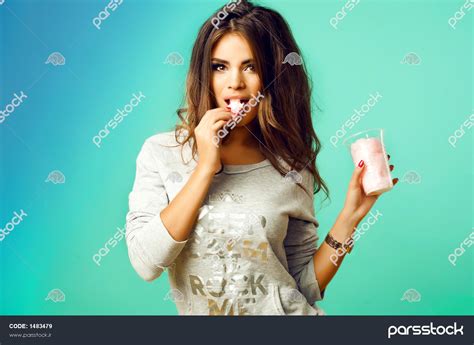 دختر جوان Hipster که با خوردن بستنی خوشمزه در هوای تابستان در عینک