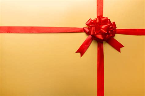 빨간색 리본의 상단 보기압과 빨간색 활은 컬러 배경에 고립되어 있습니다 복사 공간이 있는 플랫 레이 경관에 대한 스톡 사진 및 기타 이미지 Istock