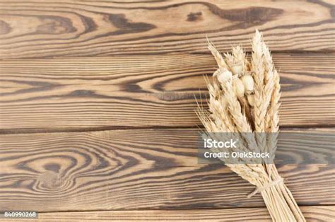 한 번들 밀과 양 귀 비의 오래 된 소박한 나무 판자에 갈색 밧줄의 묶여 가을에 대한 스톡 사진 및 기타 이미지 가을 갈색 건조한 Istock