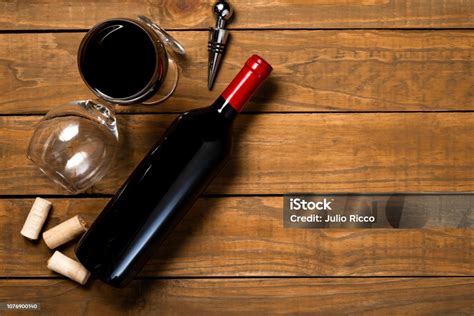 와인 유리와 나무 배경에 Corks의 병 복사 공간 평면도 0명에 대한 스톡 사진 및 기타 이미지 0명 개념 개념과 주제 Istock