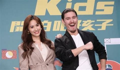 周华健31岁混血儿子进军主持界与吴宗宪女儿搭档坦言压力大