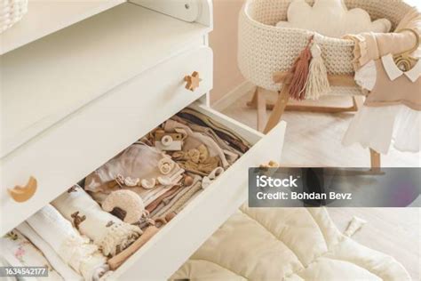 신생아 보육원 인테리어를위한 물건이있는 침대 옆 탁자를 엽니 다 아기방에 대한 스톡 사진 및 기타 이미지 아기방 0명 가구 Istock