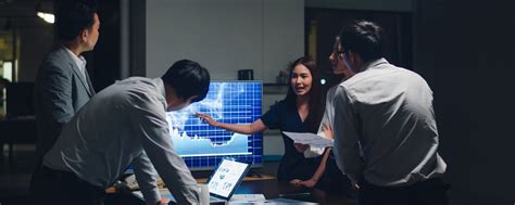 아시아 기업인과 경제인 회의 비즈니스 프레 젠 테이 션 프로젝트를 수행하는 브레인 스토밍 아이디어를 회의 계획 성공 전략 작은 현대 밤 사무실에서 팀워크를 즐길 수 있습니다