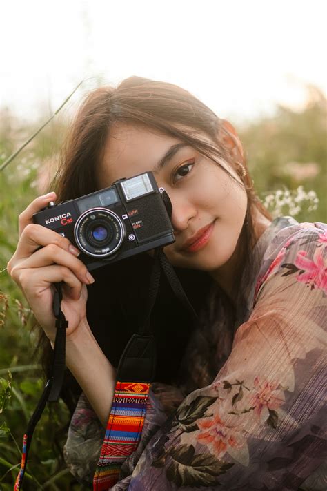 카메라로 자신의 사진을 찍는 여성 사진 Unsplash의 무료 꽃 이미지