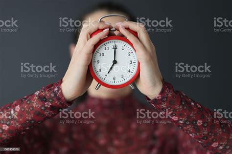 얼굴 클로즈업 앞에서 빨간 알람 시계를 들고 있는 여성의 손 2에 대한 스톡 사진 및 기타 이미지 2 35 39세 경영자 Istock