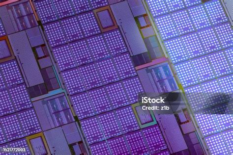 집적 회로의 제조를 위해 전자 제품에 사용되는 마이크로 칩이있는 실리콘 웨이퍼 풀 프레임 하이테크 매크로 배경 0명에 대한 스톡 사진 및 기타 이미지 Istock