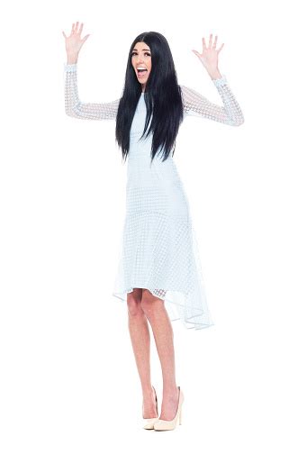 2029세 성인 미모의 젊은 여성여성 앞에 서 있는 흰색 배경 의 앞에 서 깜짝충격시원한 태도의 전체 길이정면 보기 20 29세에 대한 스톡 사진 및 기타 이미지 Istock