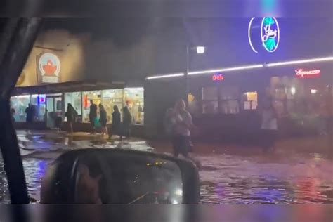 美国遭旱情地区现罕见暴雨致洪水：多地街道被淹 大水冲出干旱河道