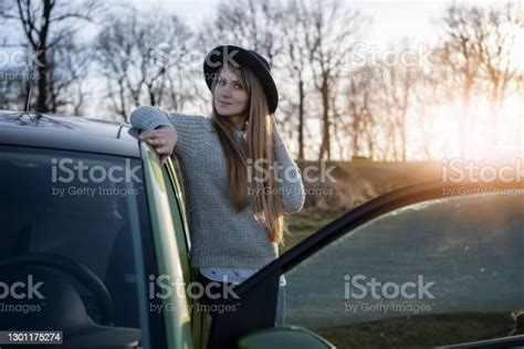 숲과 일몰 지역 여행 모험 개념의 배경에 시골에서 자동차로 여행 모자를 착용 아름다운 젊은 여성 개념에 대한 스톡 사진 및 기타 이미지 Istock