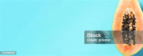 파란색 배경에 반으로 자른 파파야 맨 위 보기 공간을 복사합니다 여름 시간입니다 열대 여행 이국적인 과일 비건 및 채식주의 개념 0명에 대한 스톡 사진 및 기타 이미지