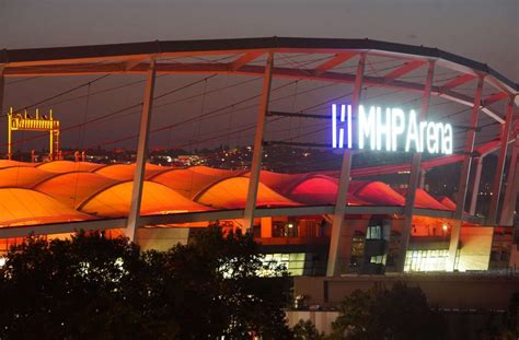 Stadion Und Grabkapelle Leuchten Rot Auf