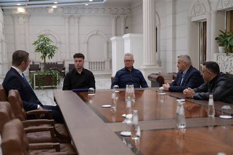 Hristijan Mickoski Денес се сретнав со Јован Костадинов млад човек од Виница кој во