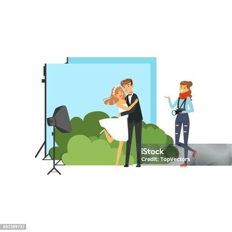 로맨틱 중 화려한 장식과 스튜디오에서 웨딩 사진 촬영 연인 커플입니다 젊은 여자 손에 카메라와 함께 사진 작가입니다 평면 벡터 사람들 문자 남자에 대한 스톡 벡터 아트 및