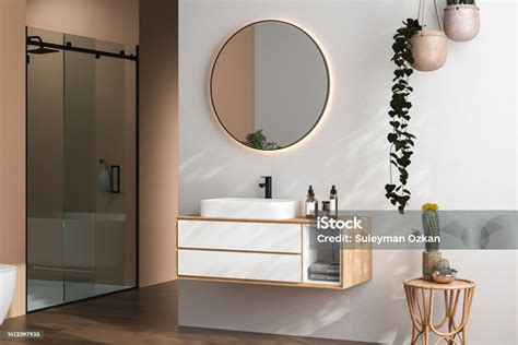 흰색과 베이지 색 벽이있는 세련된 욕실 인테리어 타원형 거울이있는 흰색 분지 욕조 샤워 실 화장실 건축물에 대한 스톡 사진 및 기타 이미지 Istock