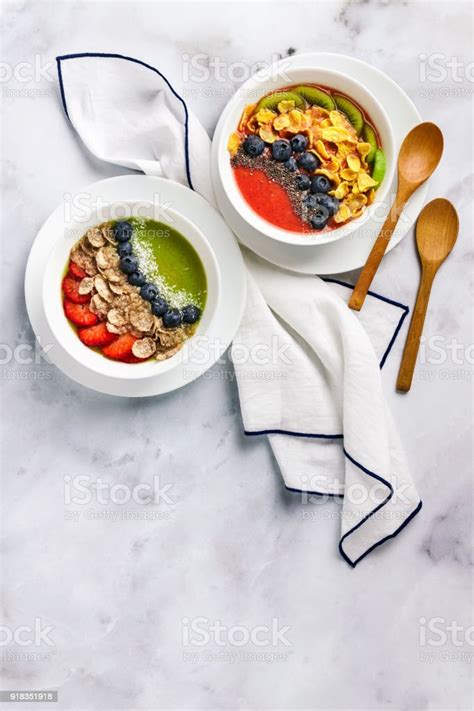 2 신선한 슬라이스 과일 밀 밀기 울 콘플레이크와 코코넛 칩 Chia의 종자 및 열매 건강 한 아침 식사는 시리얼과 딸기와 키