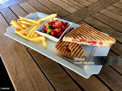 나무 테이블에 샐러드와 감자 클럽 샌드위치 토스트와 터키 패스트 푸드 메뉴 토스트 0명에 대한 스톡 사진 및 기타 이미지 0명 고기 굽기 Istock