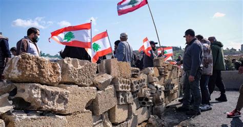 يوم غضب محتجّون يقطعون الطرق الرئيسية في لبنان التلفزيون العربي