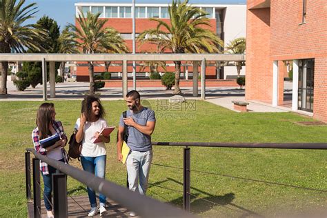 学校校园里的学生高清图片下载 正版图片300680142 摄图网