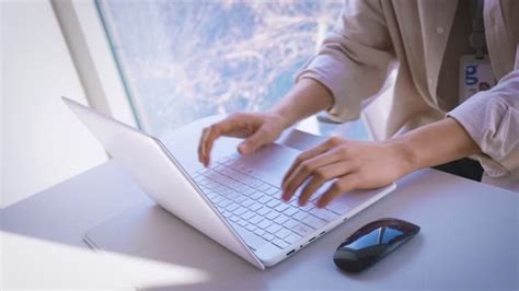 청년 비즈니스 사무실 책상에 앉아 노트북으로 업무를 보다 노트북을 들고 나가면서 활짝 웃는 청년 남자 모습 동영상 Jkr250666 게티이미지뱅크