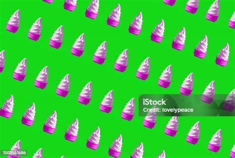 보라색 소프트 아이스크림 콘 패턴의 팝 아트 라임 그린 배경에 0명에 대한 스톡 사진 및 기타 이미지 0명 감정 강렬하고 밝은 색상 Istock