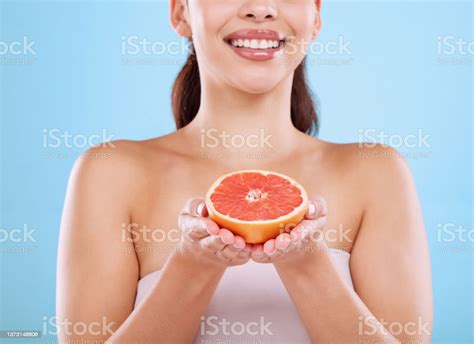 파란 배경에 반 자몽으로 포즈를 취하는 인식 할 수없는 젊은 여성의 스튜디오 샷 20 24세에 대한 스톡 사진 및 기타 이미지 20 24세 20 29세 건강한 생활